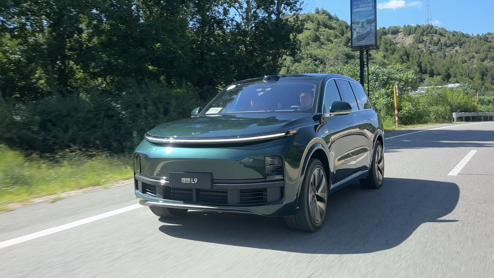 Xe tự động đỗ bất thành, lao ra hù người đi đường - Tuổi Trẻ Online