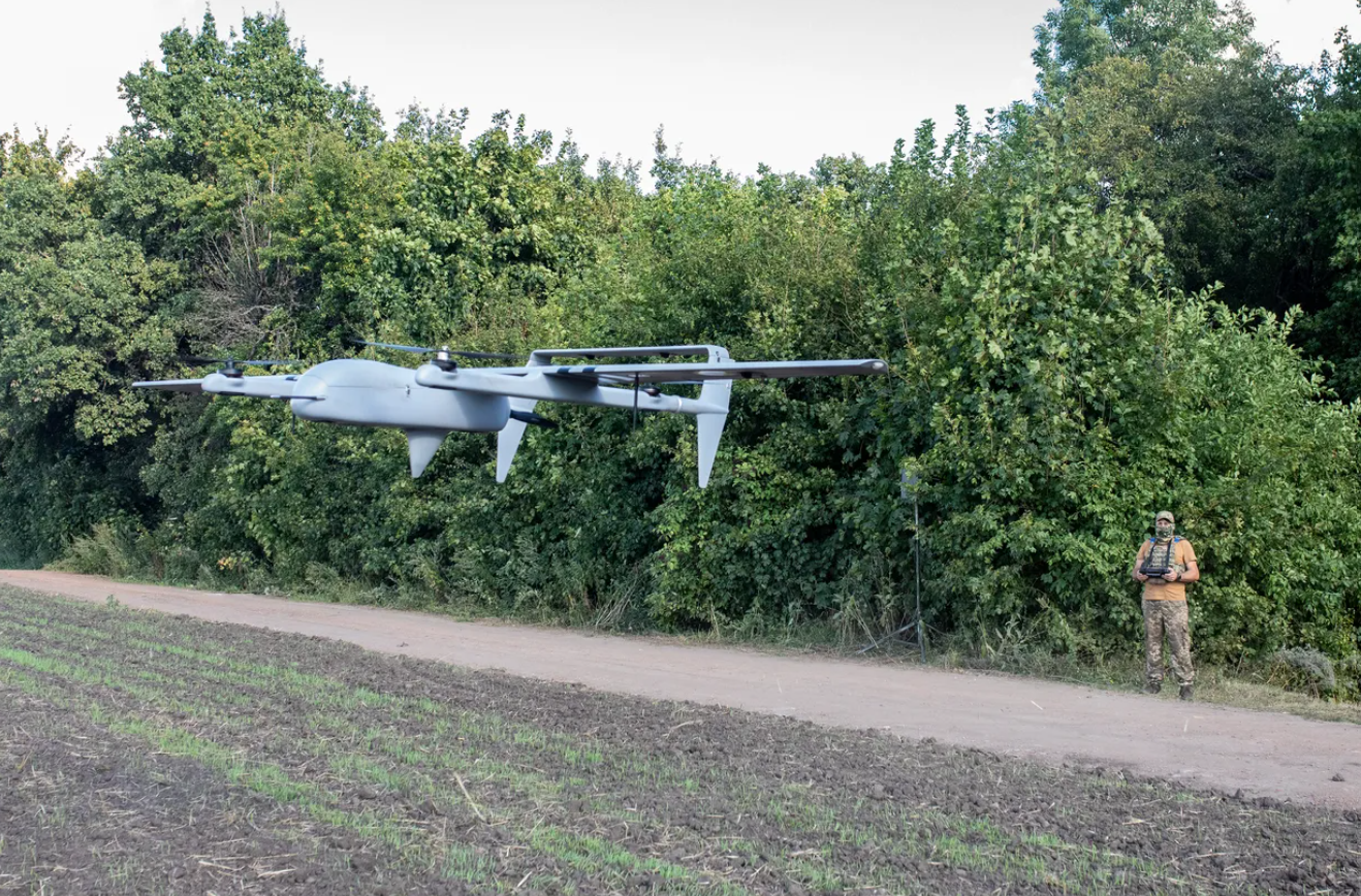 Ukraine tấn công hai kho vũ khí của Nga bằng drone, người dân phải sơ ...