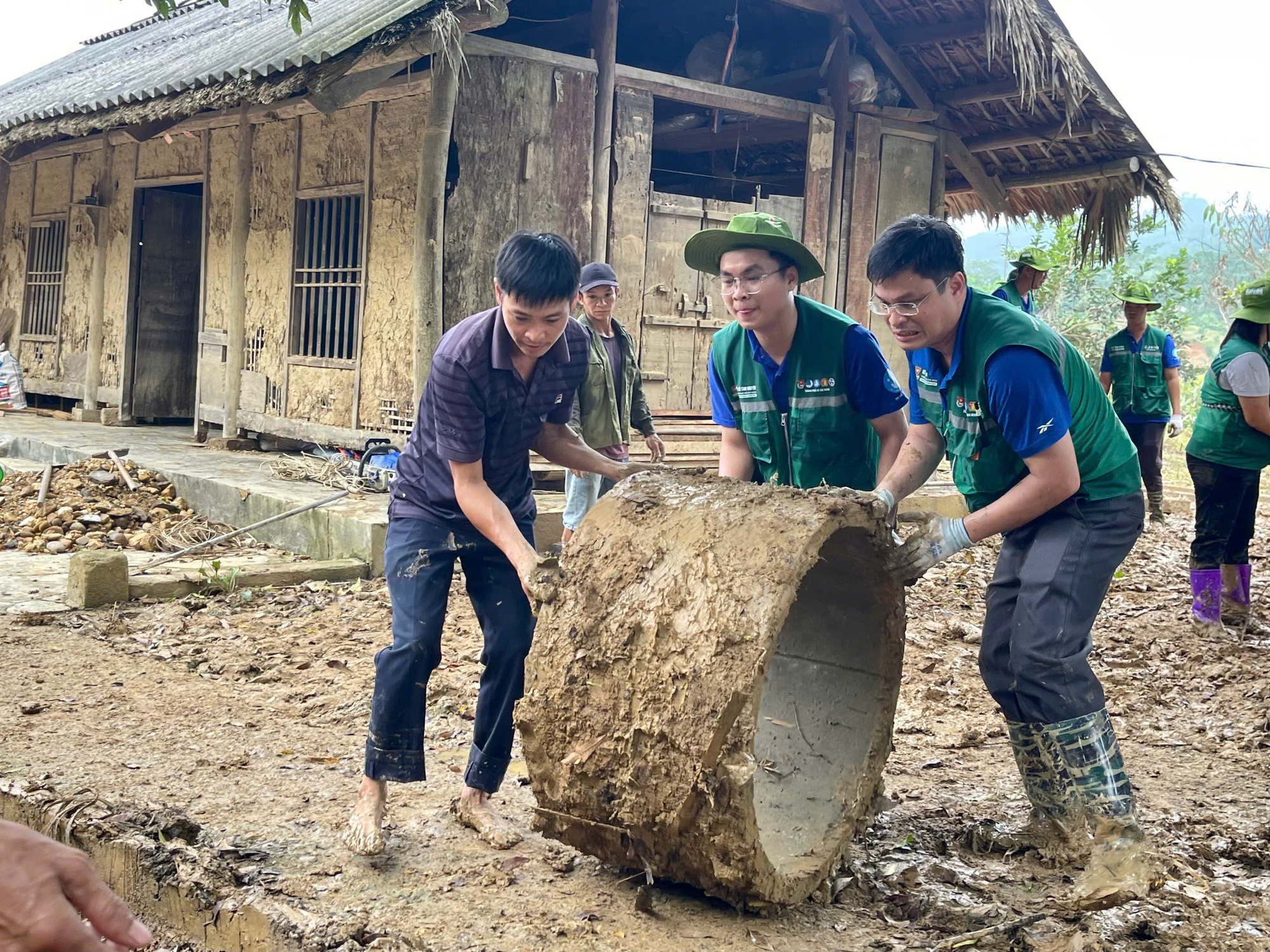 Áo xanh tình nguyện tái thiết điểm nóng sạt lở - Tuổi Trẻ Online