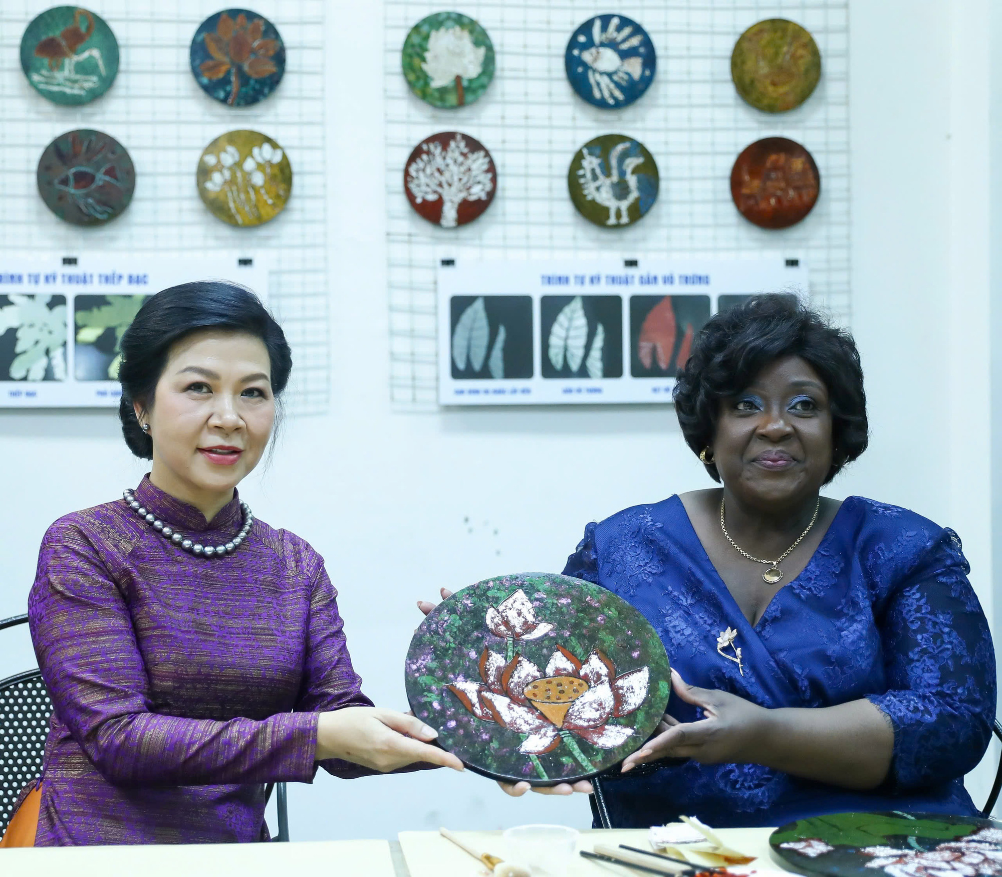 Phu nhân Ngô Phương Ly tặng phu nhân Tổng thống Mozambique tranh sơn mài hoa sen - Tuổi Trẻ Online