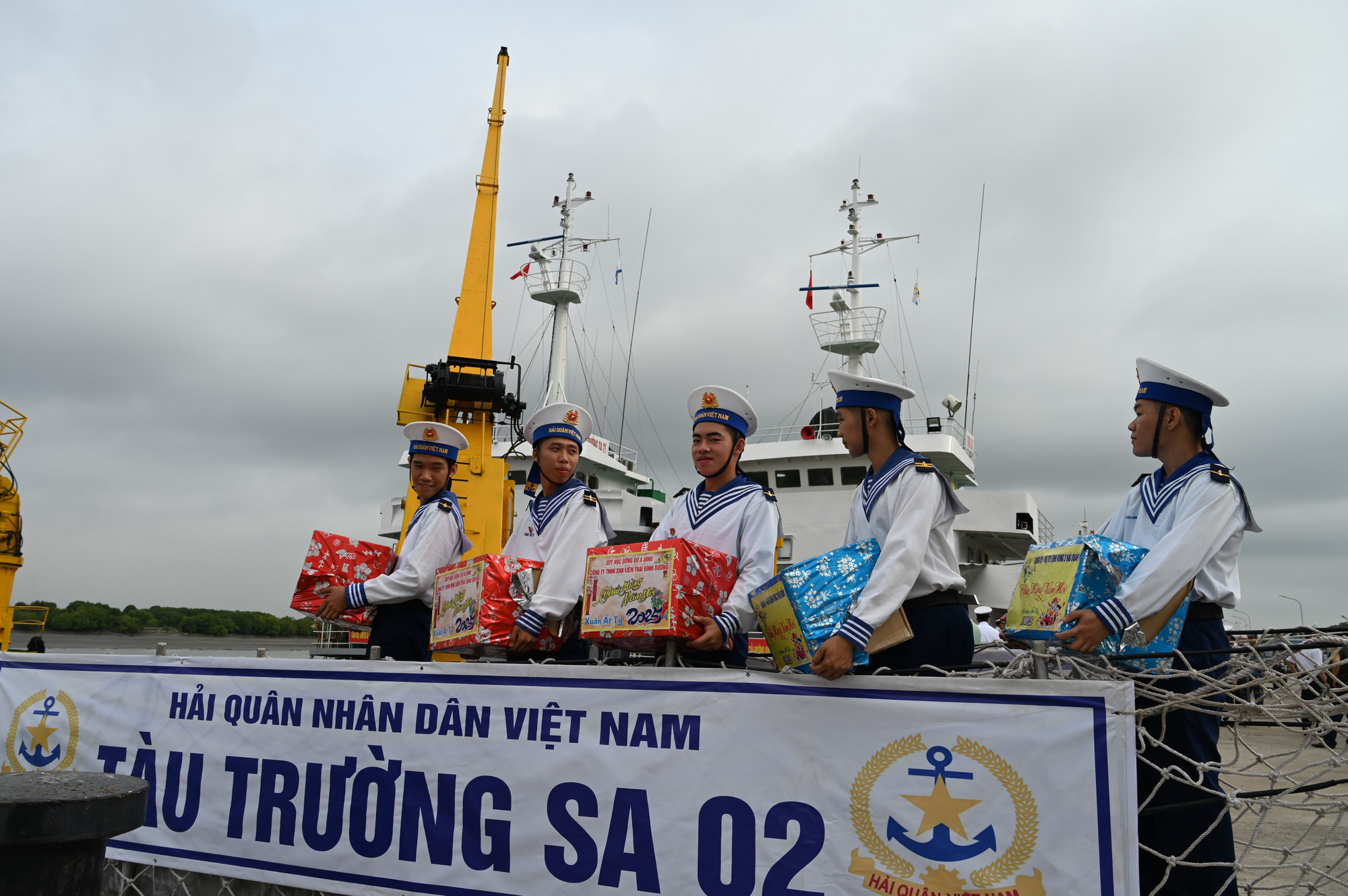 Tàu Trường Sa 02 và Trường Sa 21 đang tiến ra biển, đến thăm chiến sĩ đảo xa - Tuổi Trẻ Online