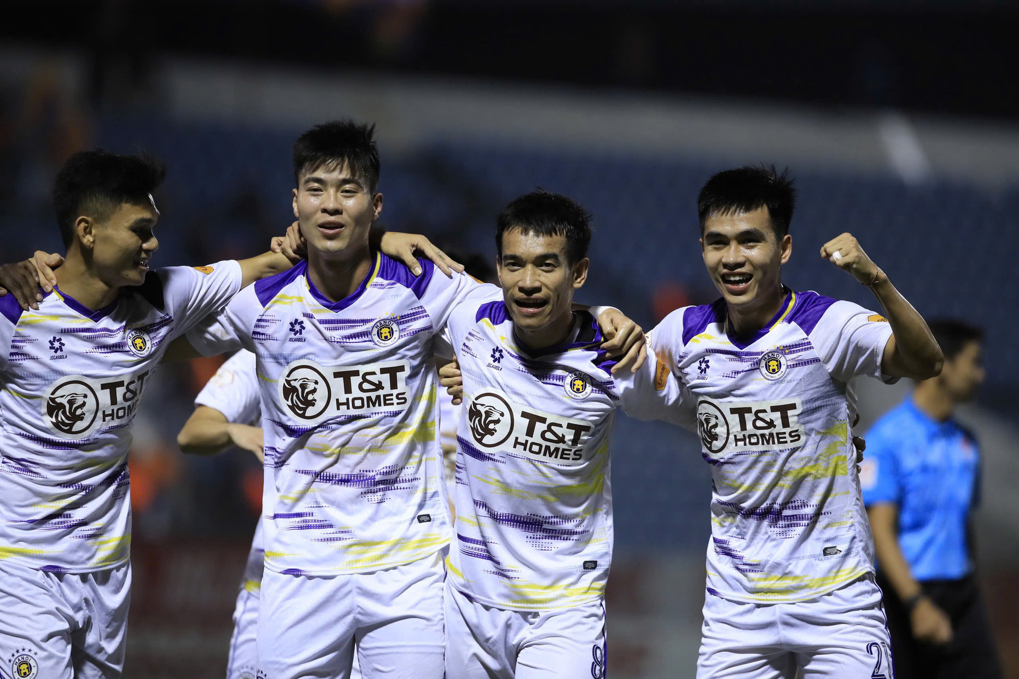 CLB Đà Nẵng chìm sâu vào khủng hoảng ở V-League - Tuổi Trẻ Online