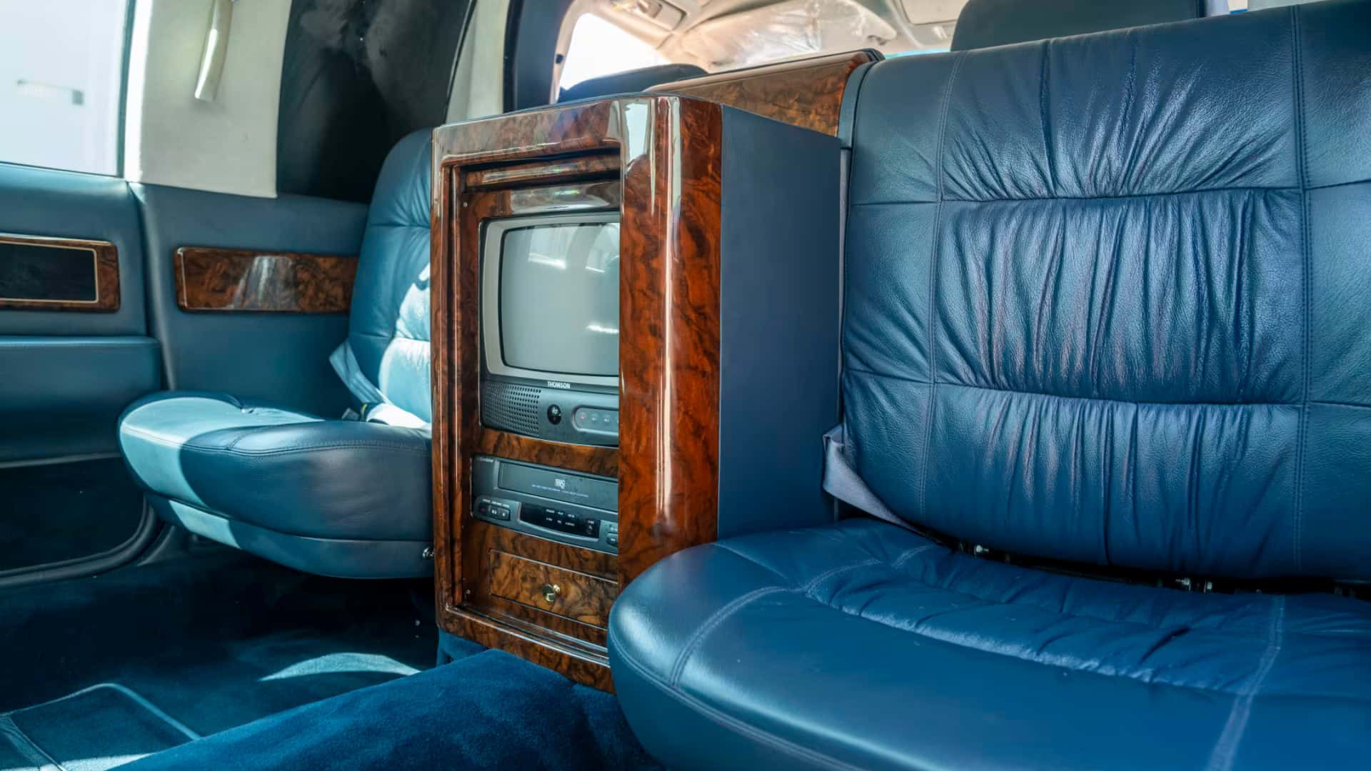 Đấu giá chiếc limousine từ năm 1996, từng được tổng thống Mỹ Bill ...