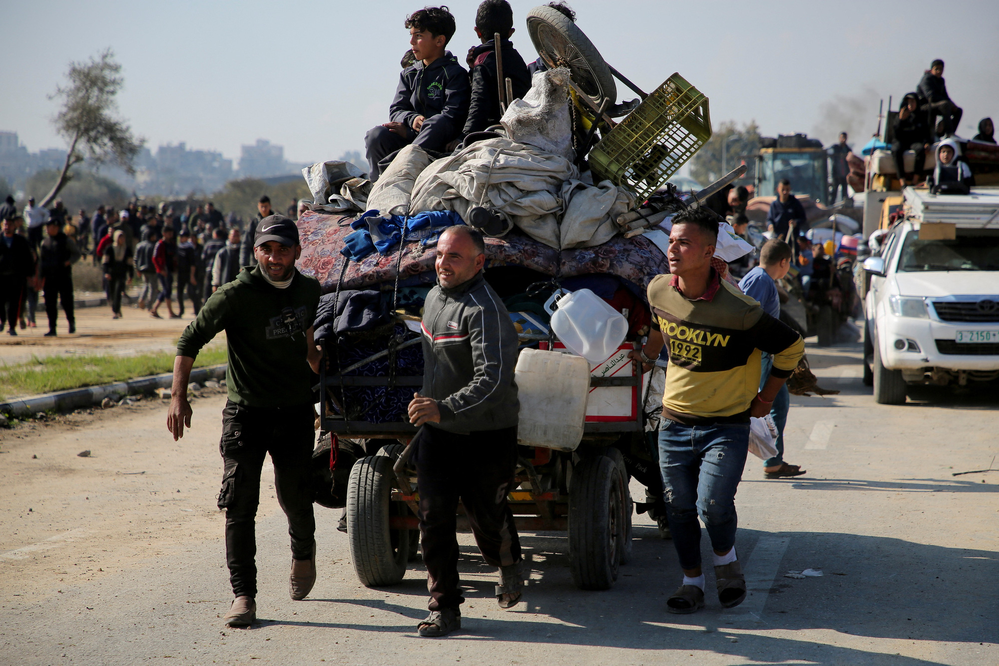 Dân tị nạn Gaza rồng rắn về nhà, biết gian nan phía trước nhưng đó là ...