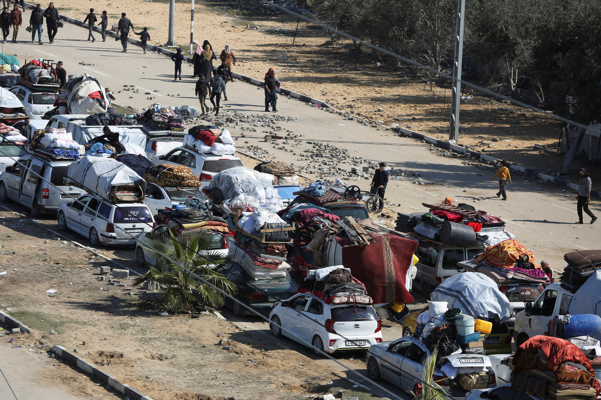 Dân tị nạn Gaza rồng rắn về nhà, biết gian nan phía trước nhưng đó là ...