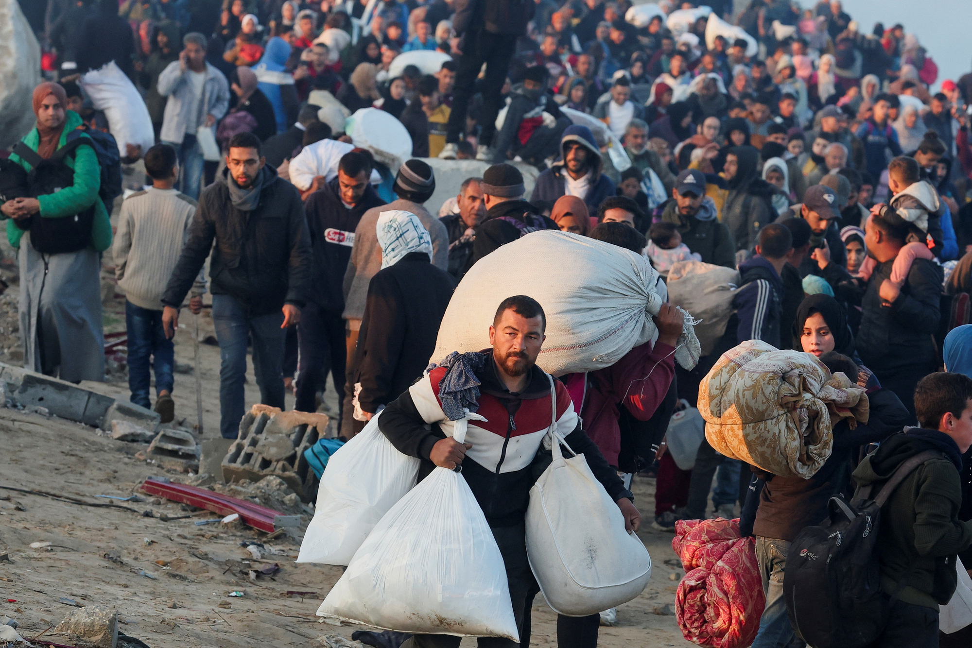 Dân tị nạn Gaza rồng rắn về nhà, biết gian nan phía trước nhưng đó là ...