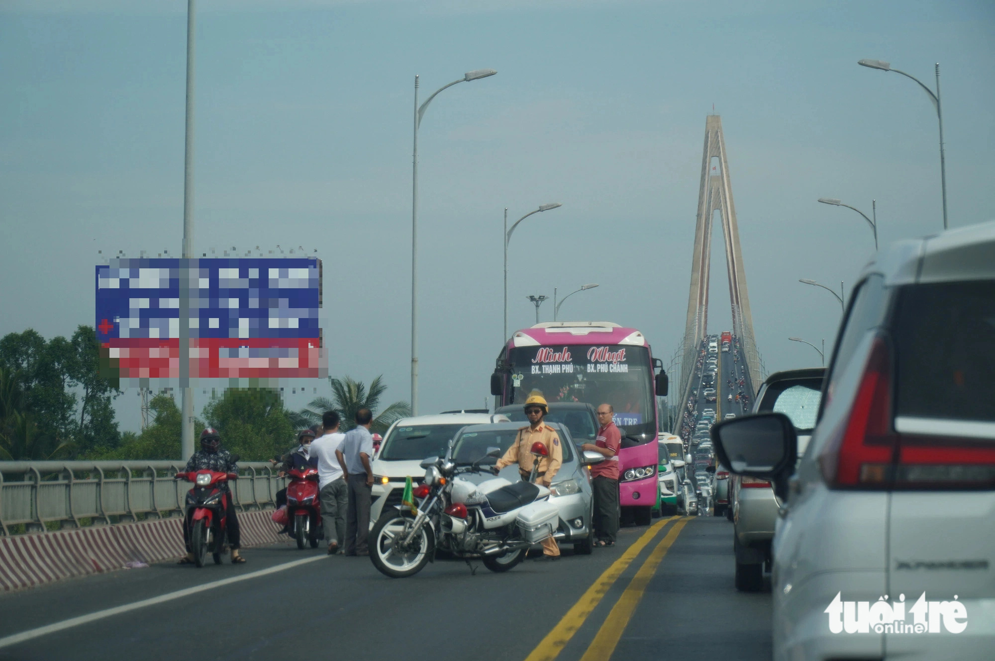 Cầu Rạch Miễu kẹt cứng ngày mùng 2 Tết - Tuổi Trẻ Online