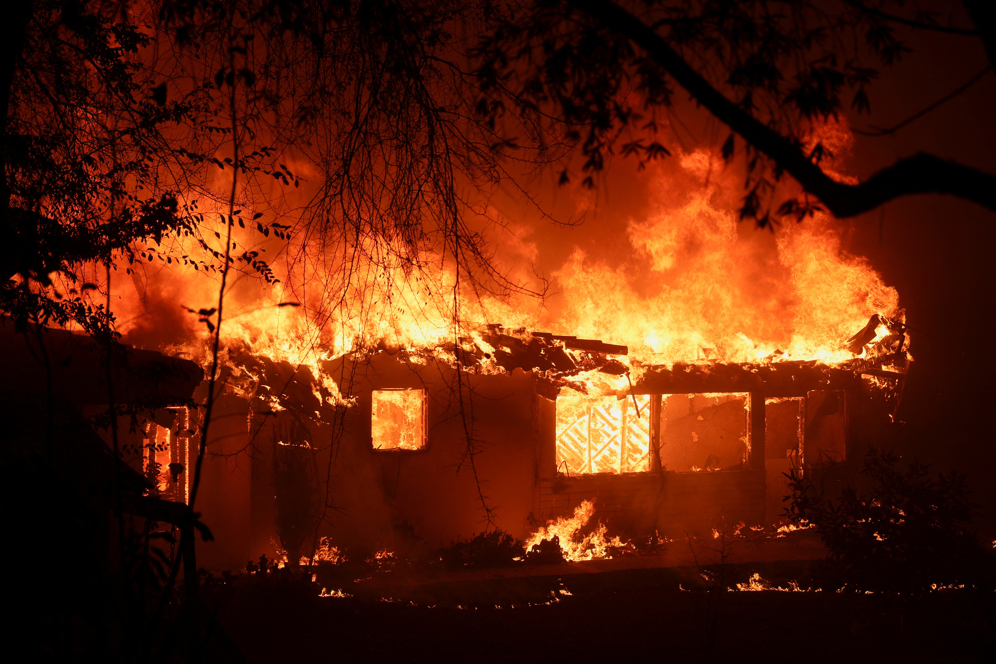 Cháy dữ dội ở California: 30.000 người sơ tán, nhà bà Harris gặp nguy ...