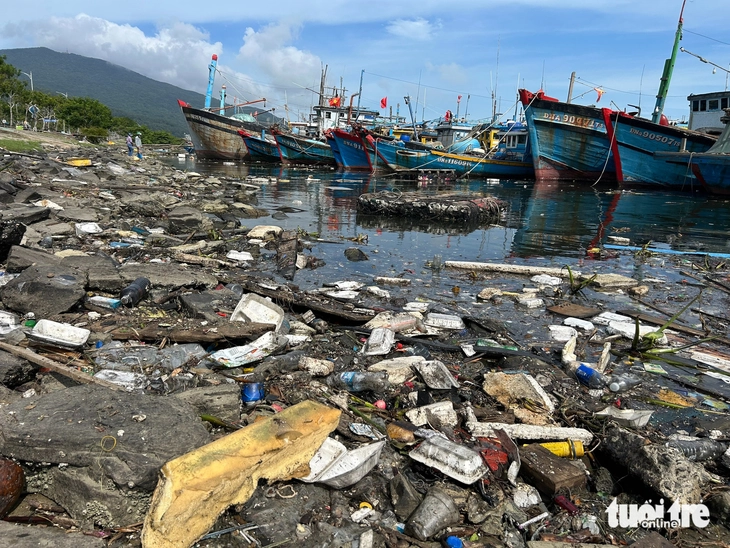 Da Nang beaches covered in trash after storm Bualoi