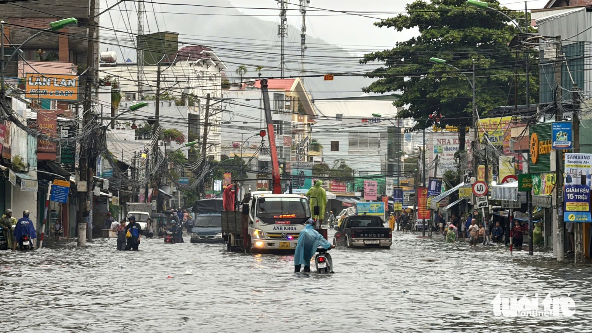 Heavy rain floods roads, disrupts traffic in Vietnam’s Nha Trang