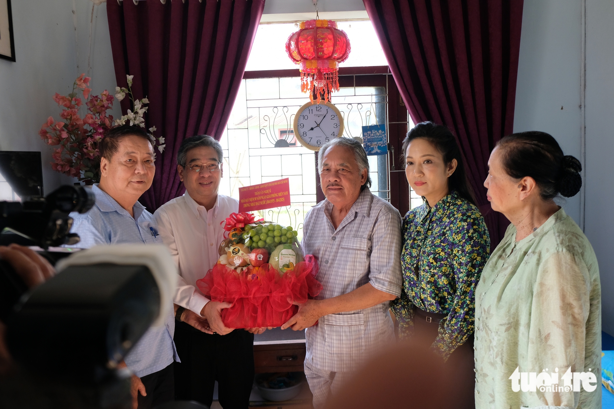Der Künstler Dieu Hien war bewegt, „Tru Vuong“ zu singen und sich dabei im Thi Nghe Nursing Home ...