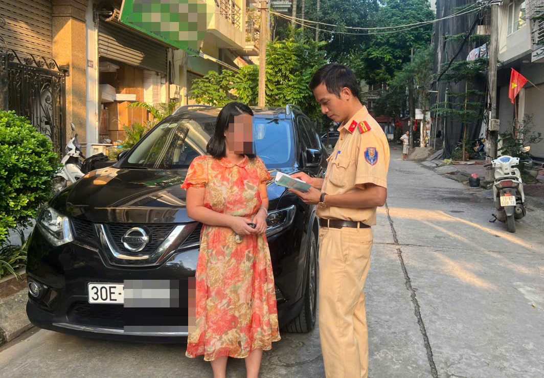 Hanoi driver fined after child seen on roof of moving car