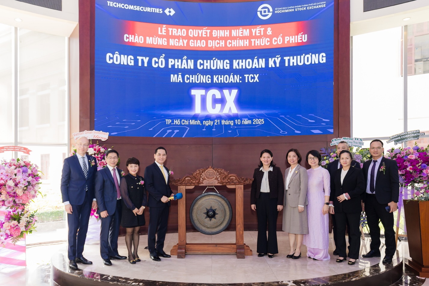 Chứng khoán TCBS chào sàn, vốn hóa vượt 108.000 tỉ đồng ngay phiên đầu ...