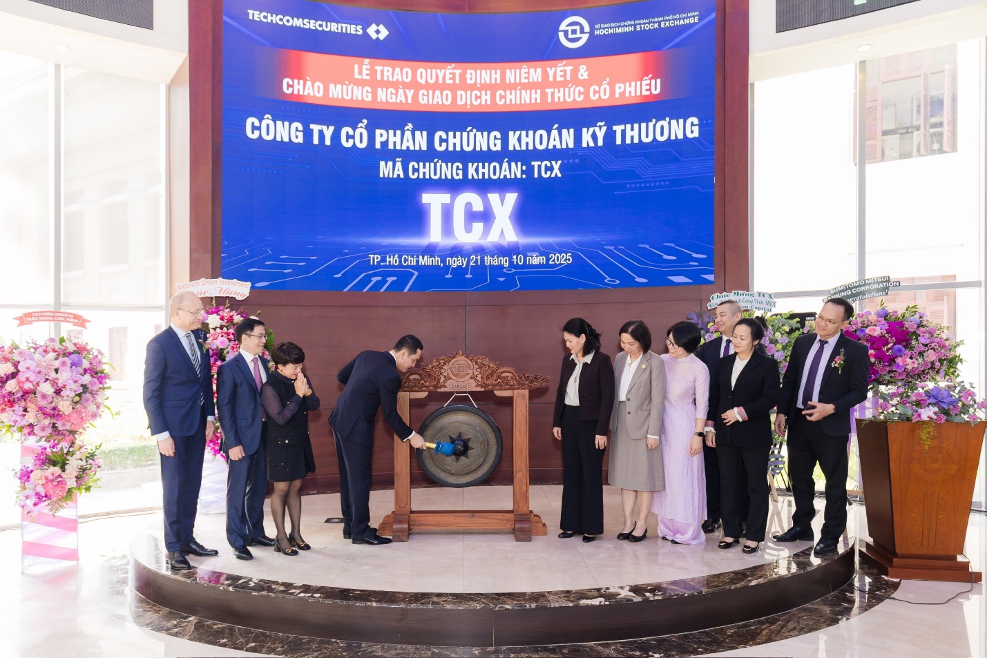 Chứng khoán TCBS chào sàn, vốn hóa vượt 108.000 tỉ đồng ngay phiên đầu ...
