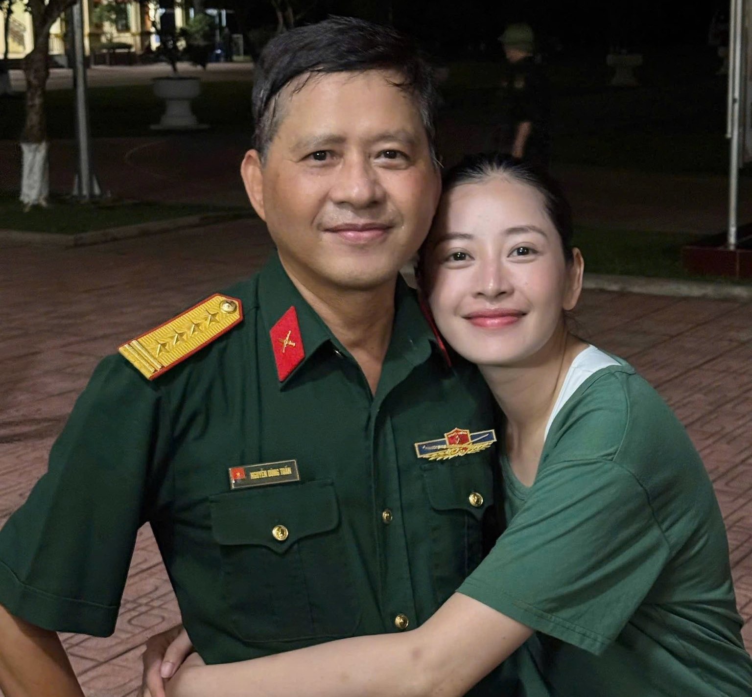 Chi Pu khóc òa ôm chầm lấy bố, khoe gia đình quân nhân trong Sao nhập ...