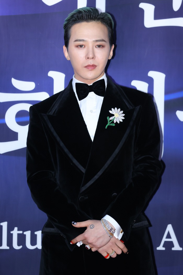 G-DRAGON tái định nghĩa vẻ đẹp nam tính qua những món trang sức đầy nữ ...