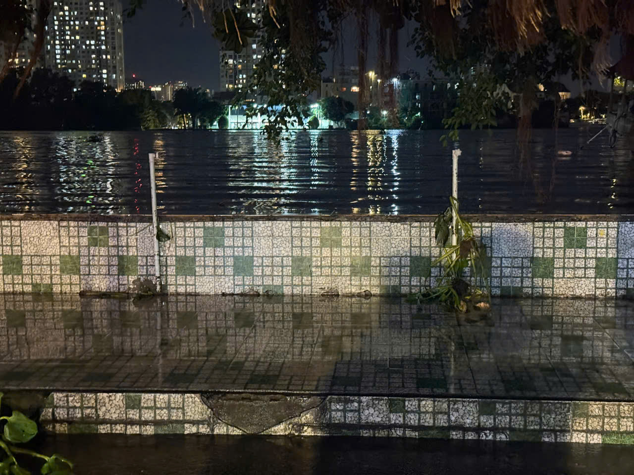 Today's high tide in Ho Chi Minh City reached nearly 1.8 meters; online ...