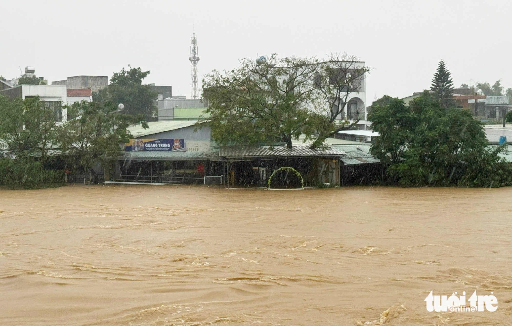 Lũ sông Vu Gia cuồn cuộn, hàng quán ngập sâu, dân đưa ô tô lên cầu ...