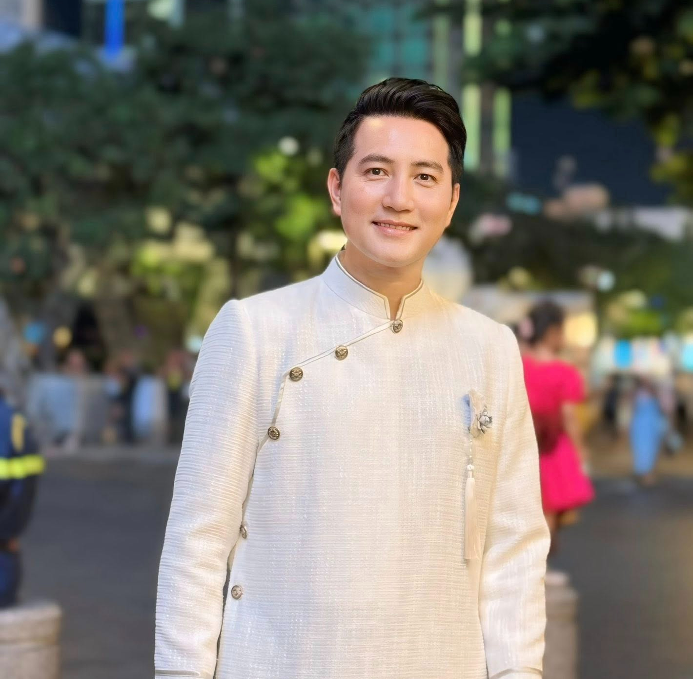 Ali Hoàng Dương biểu diễn trước chung kết Giải bóng đá công nhân, viên ...