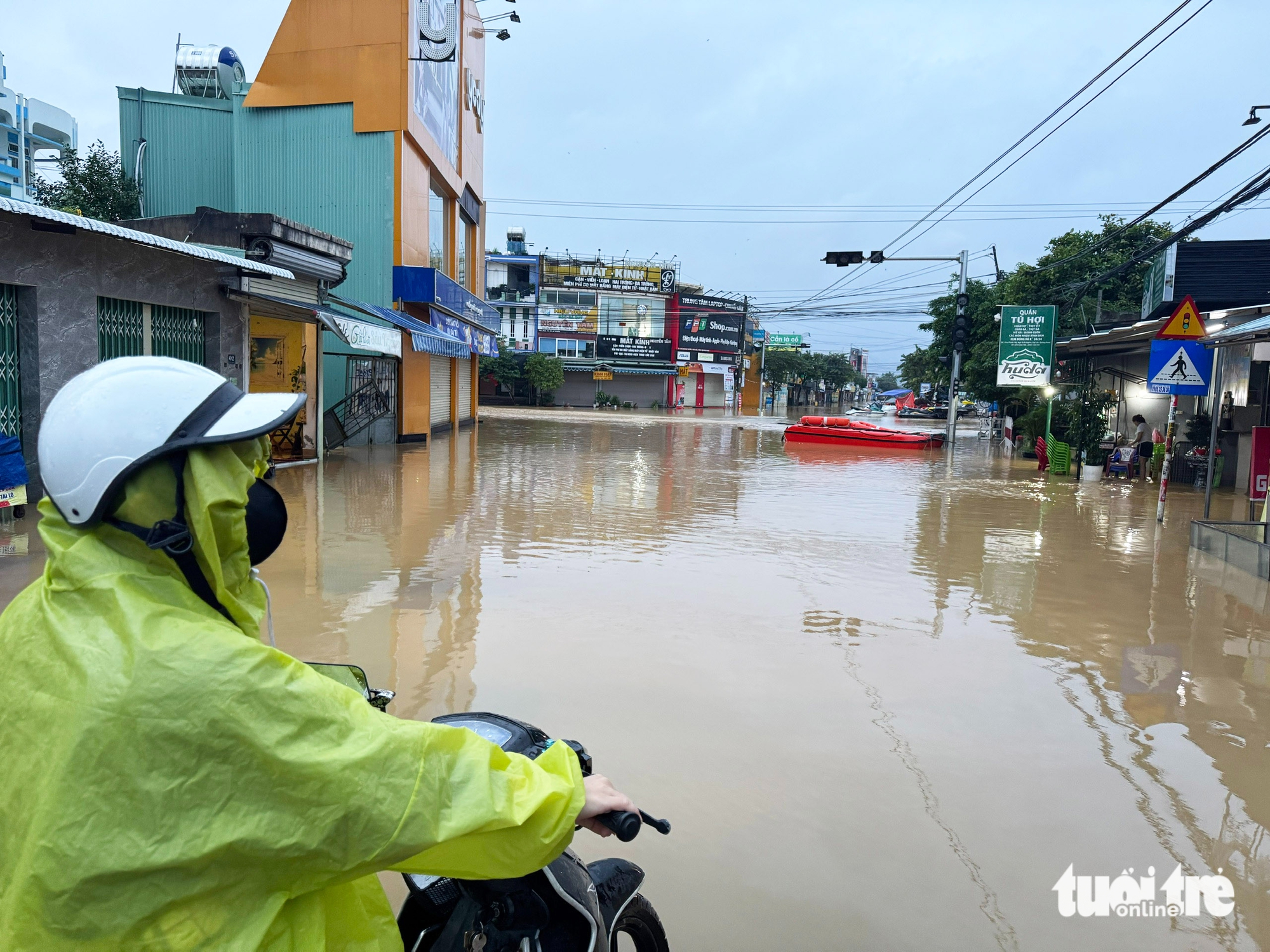 Lũ sông Vu Gia, Thu Bồn xuống chậm, nhiều nơi ở Đà Nẵng vẫn mênh mông ...
