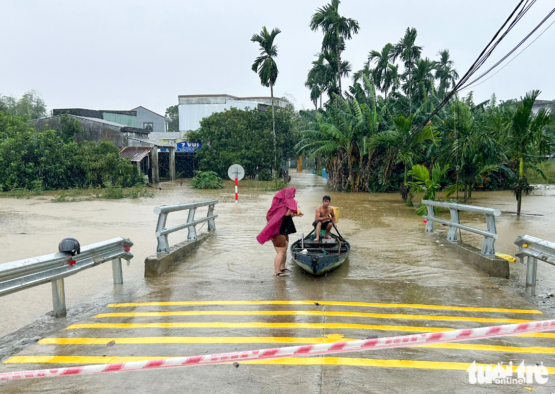 Small boats, big heart: Da Nang residents unite amid rising floodwaters