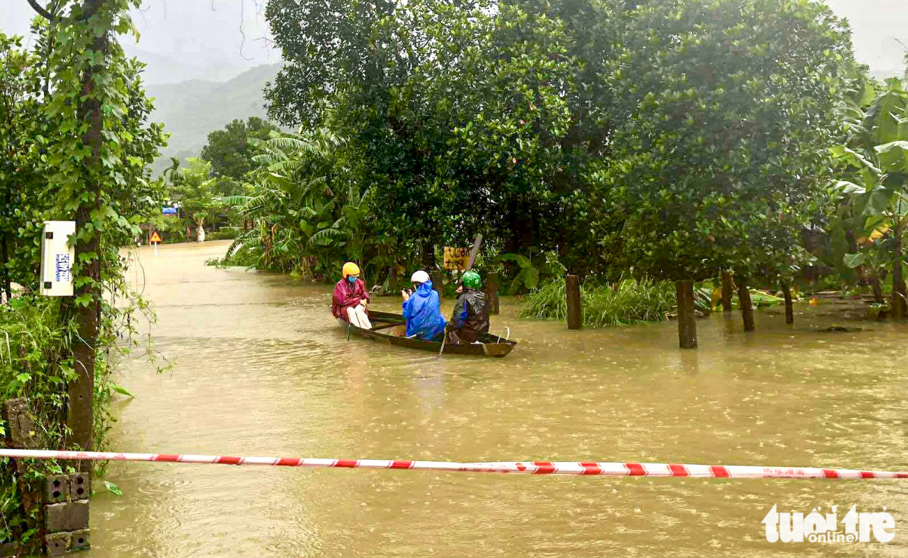 Small boats, big heart: Da Nang residents unite amid rising floodwaters
