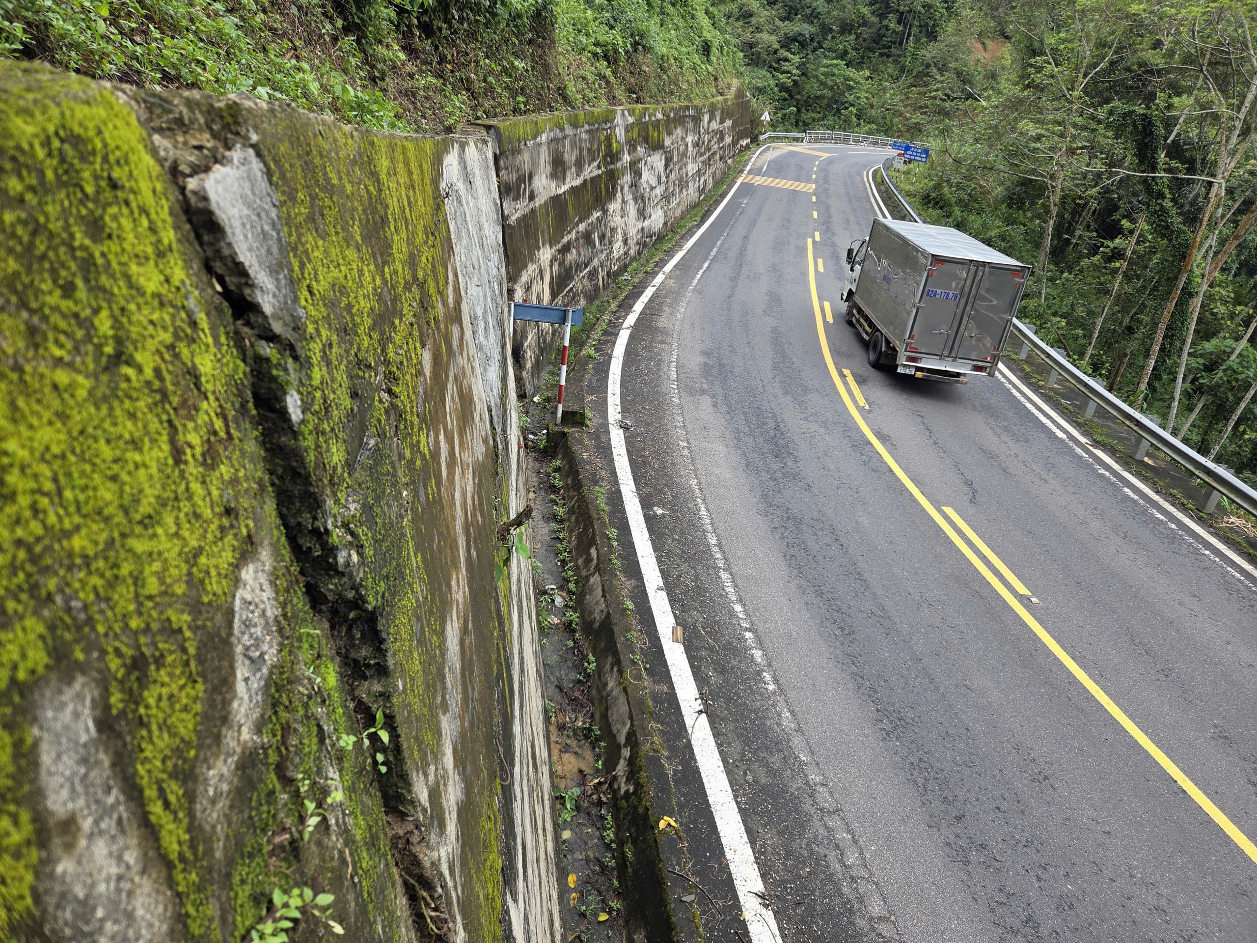 Khối bê tông ở ta luy đèo Măng Đen nhô ra: Sở Xây dựng Quảng Ngãi nói ...