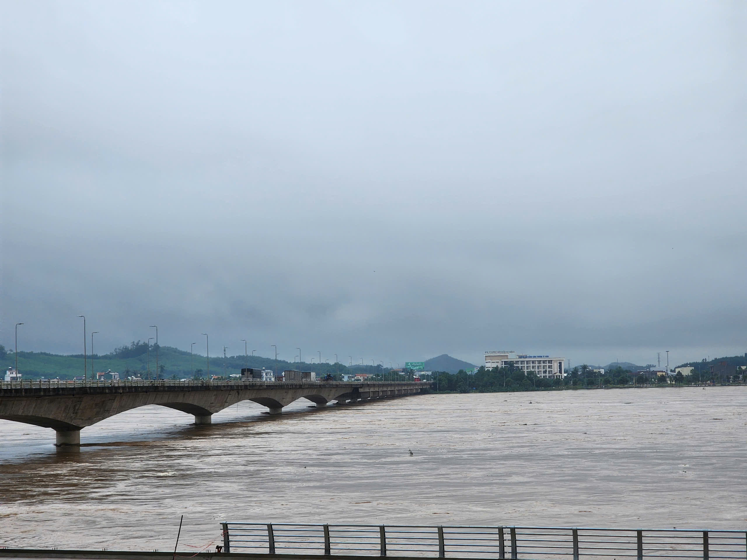 Dùng bao cát chặn kênh Sông Đào, ngăn nước sông Trà Khúc tràn vào trung ...