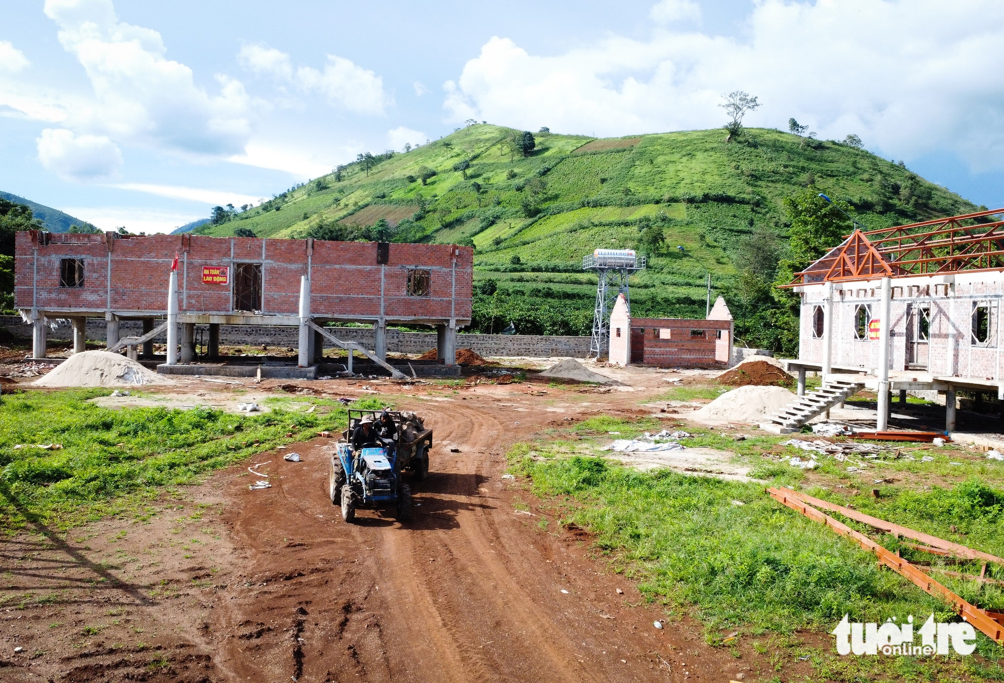 Yêu cầu tháo dỡ nhà rông bê tông chắn núi lửa Chư Đăng Ya - Tuổi Trẻ Online