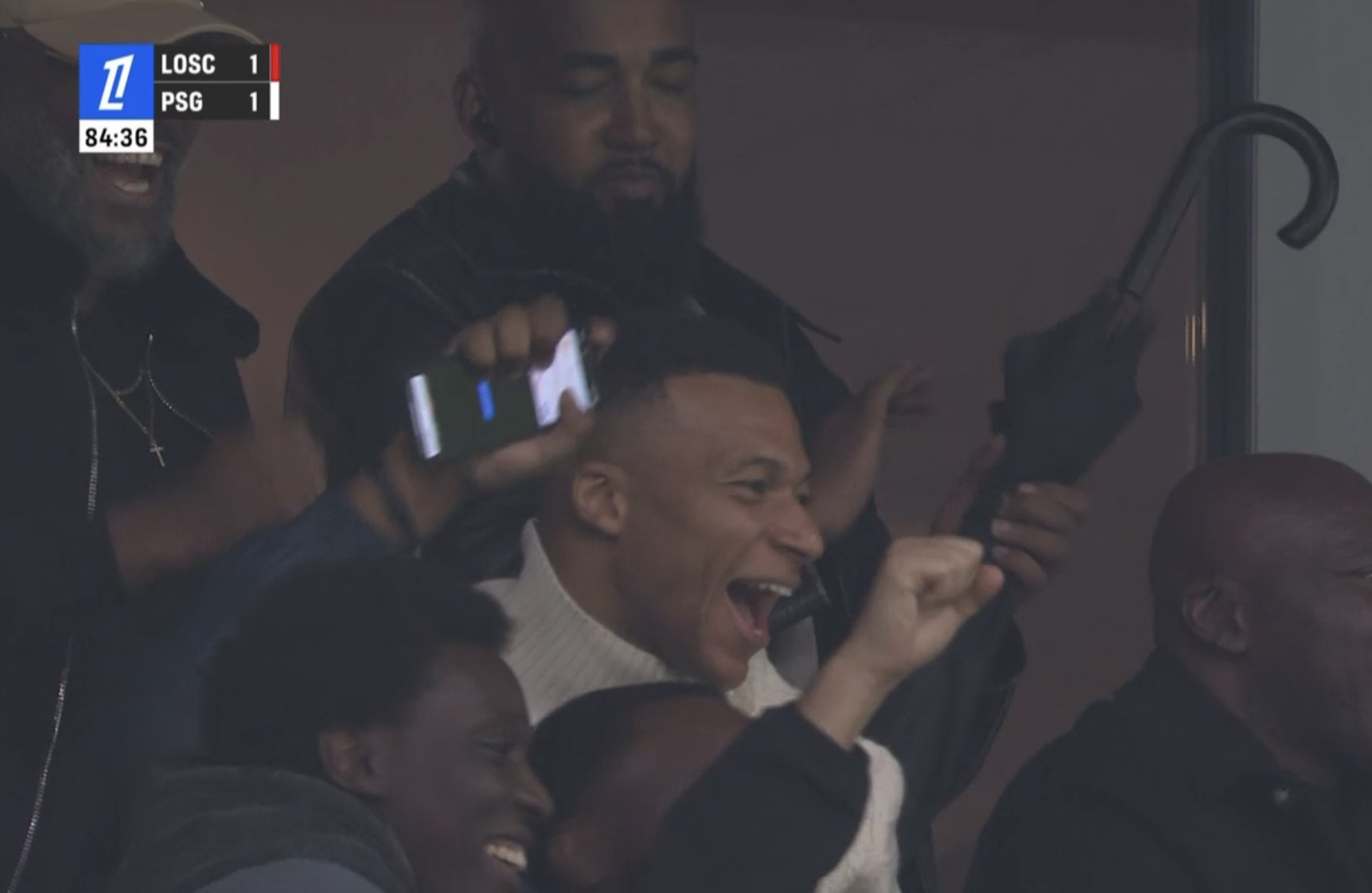 Mbappe ăn mừng cuồng nhiệt sau khi chứng kiến em trai mình ghi bàn vào ...