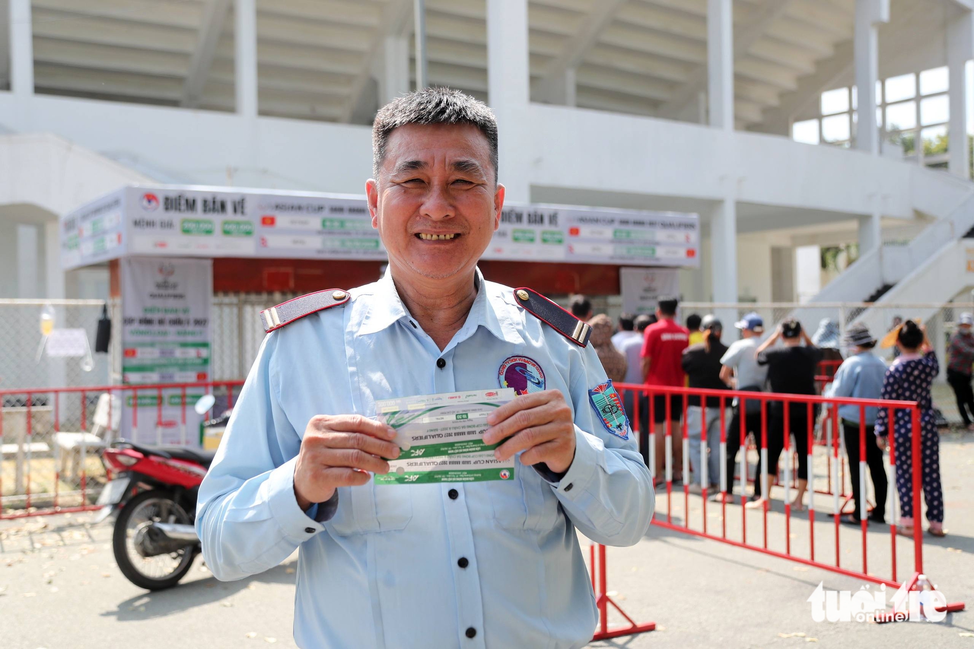 Fans brave the heat to buy tickets to watch the Vietnam national team ...