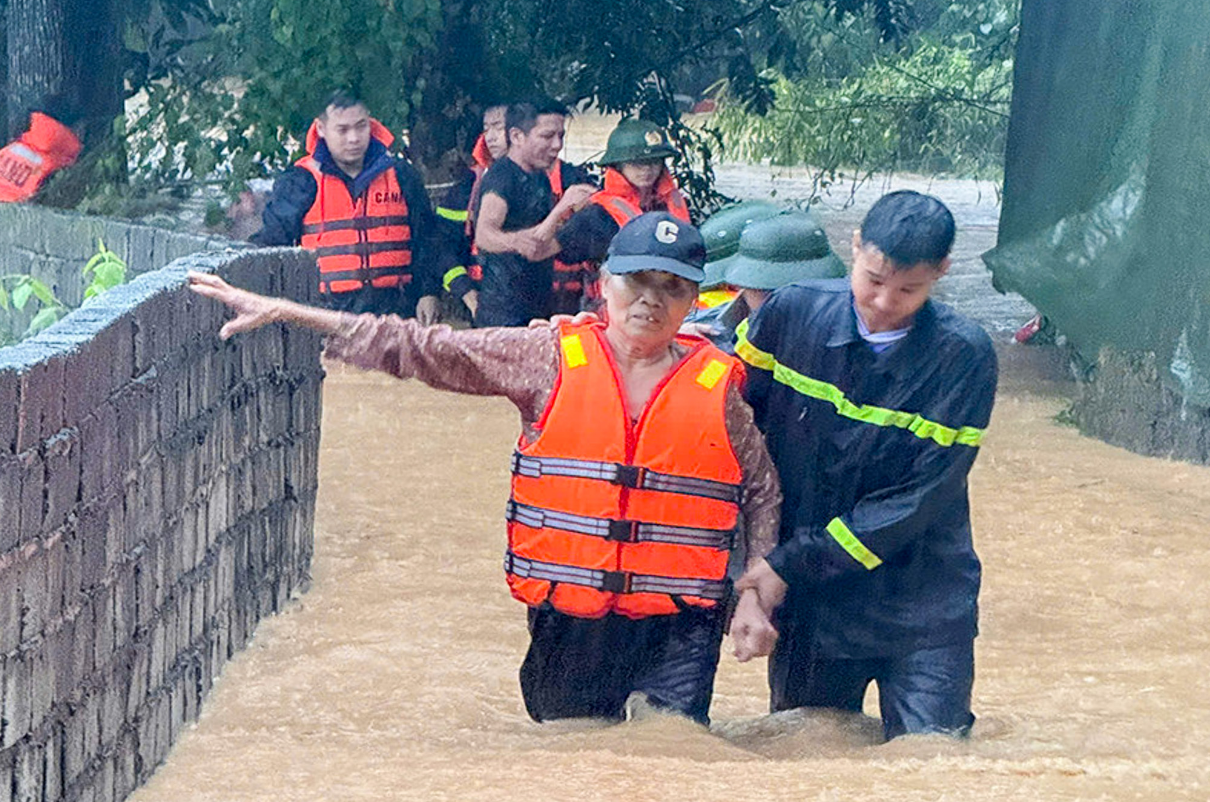 Police officers brave raging floodwaters to rescue family of 5 in ...