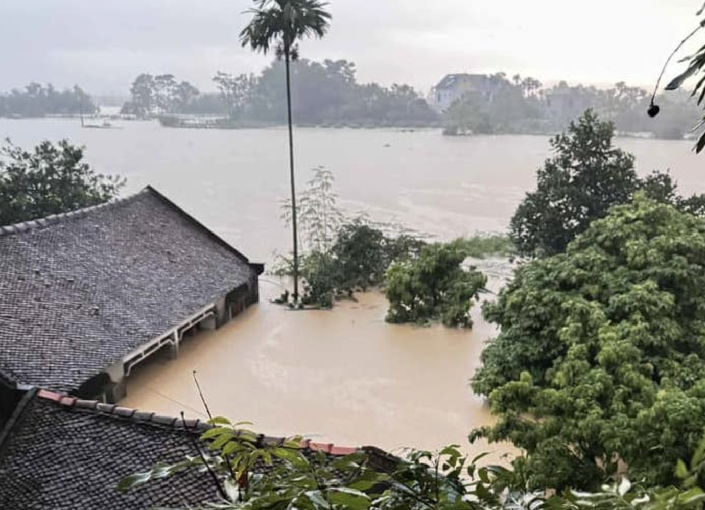 Thousands evacuated overnight as floodwaters overflow outer dikes in ...