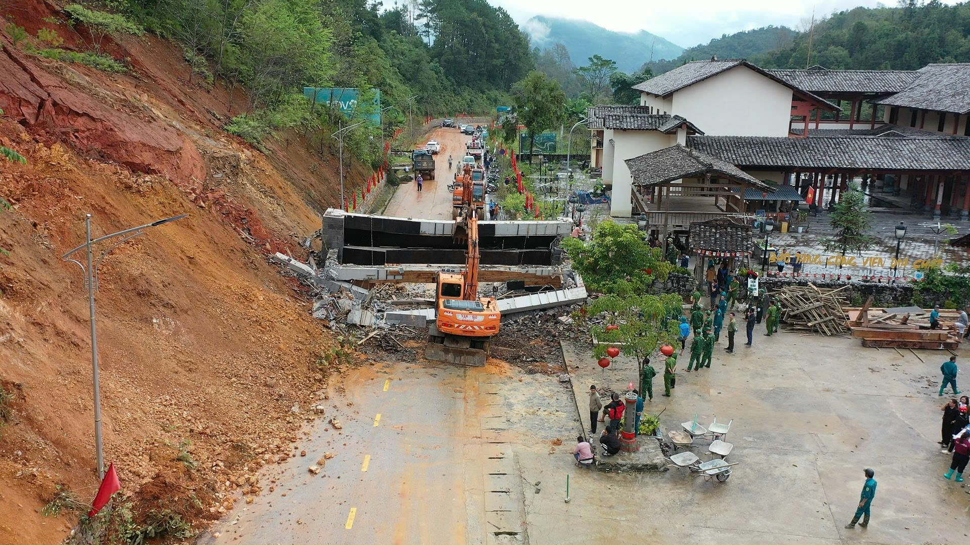 Landslide collapsed the welcome gate of Dong Van commune