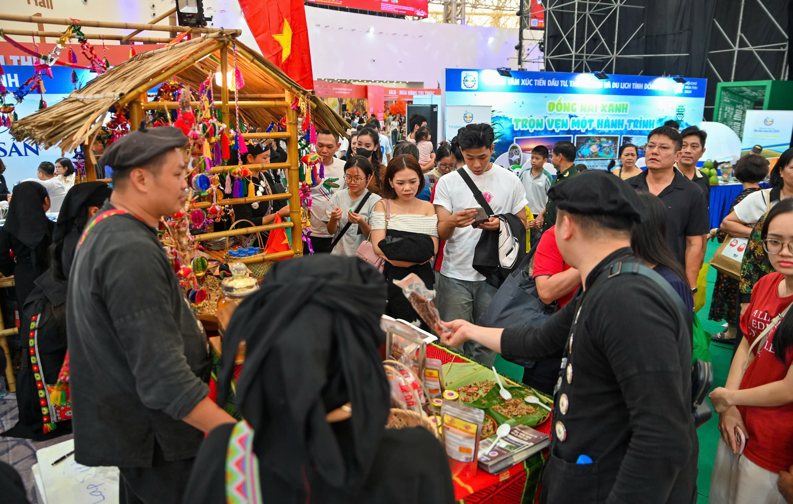 Hanoi cancels Autumn Fair fireworks, donates $1.2mn to flood-hit ...