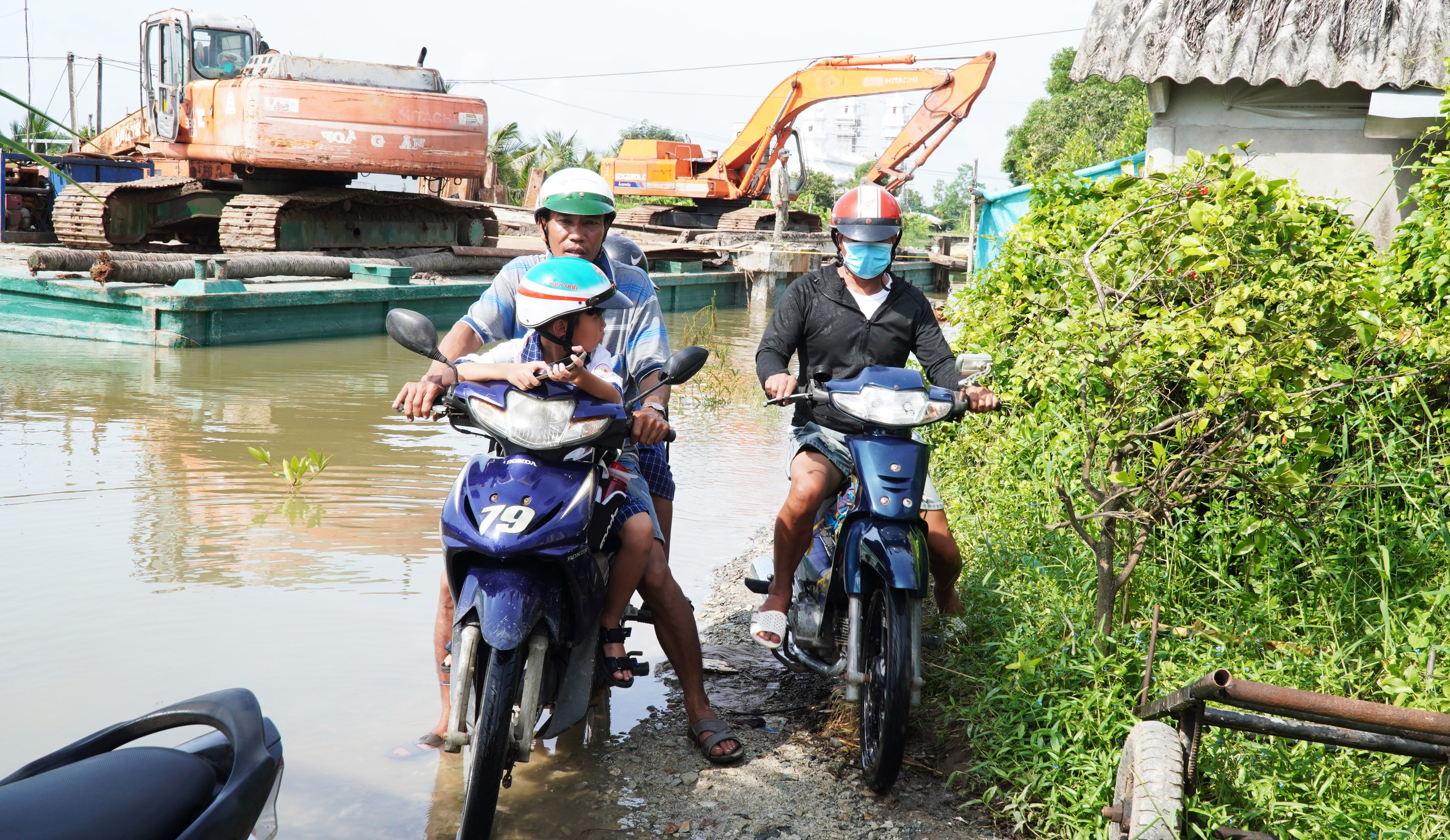 Dỡ cầu thi công đường trăm tỉ, dân phải đi đò qua sông - Tuổi Trẻ Online