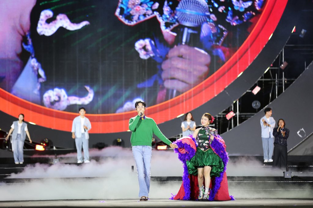 Den Vau et Hoang Thuy Linh se tiennent la main : « Provoquer une ...