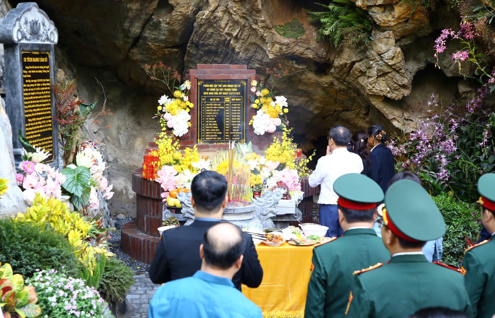 Hang đá nơi 8 thanh niên xung phong hy sinh được tôn tạo thành mộ chung ...