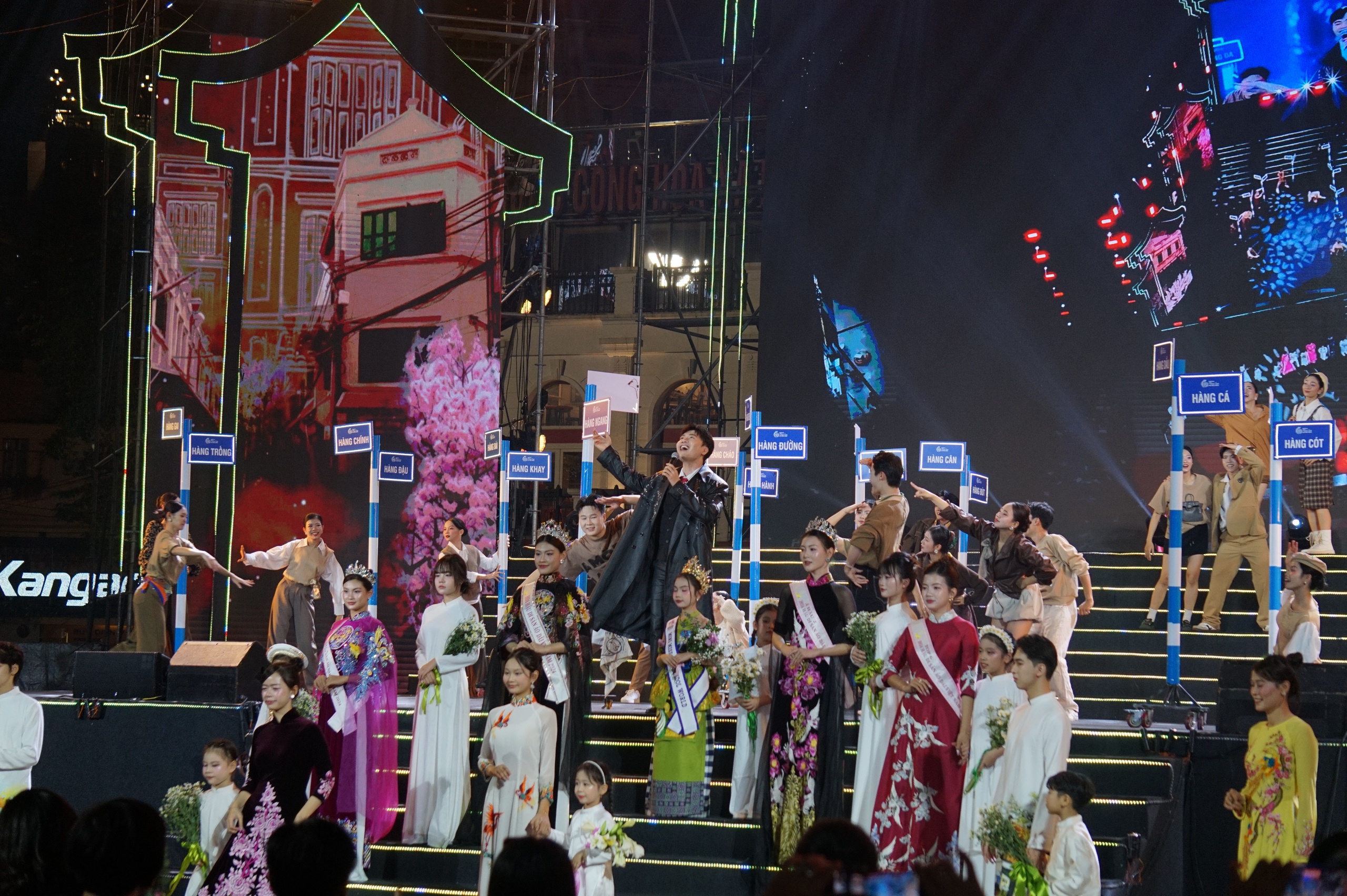 Eistee auf dem Bürgersteig, Rufe von der Straße... auf der Bühne bei der Abschlusszeremonie des ...