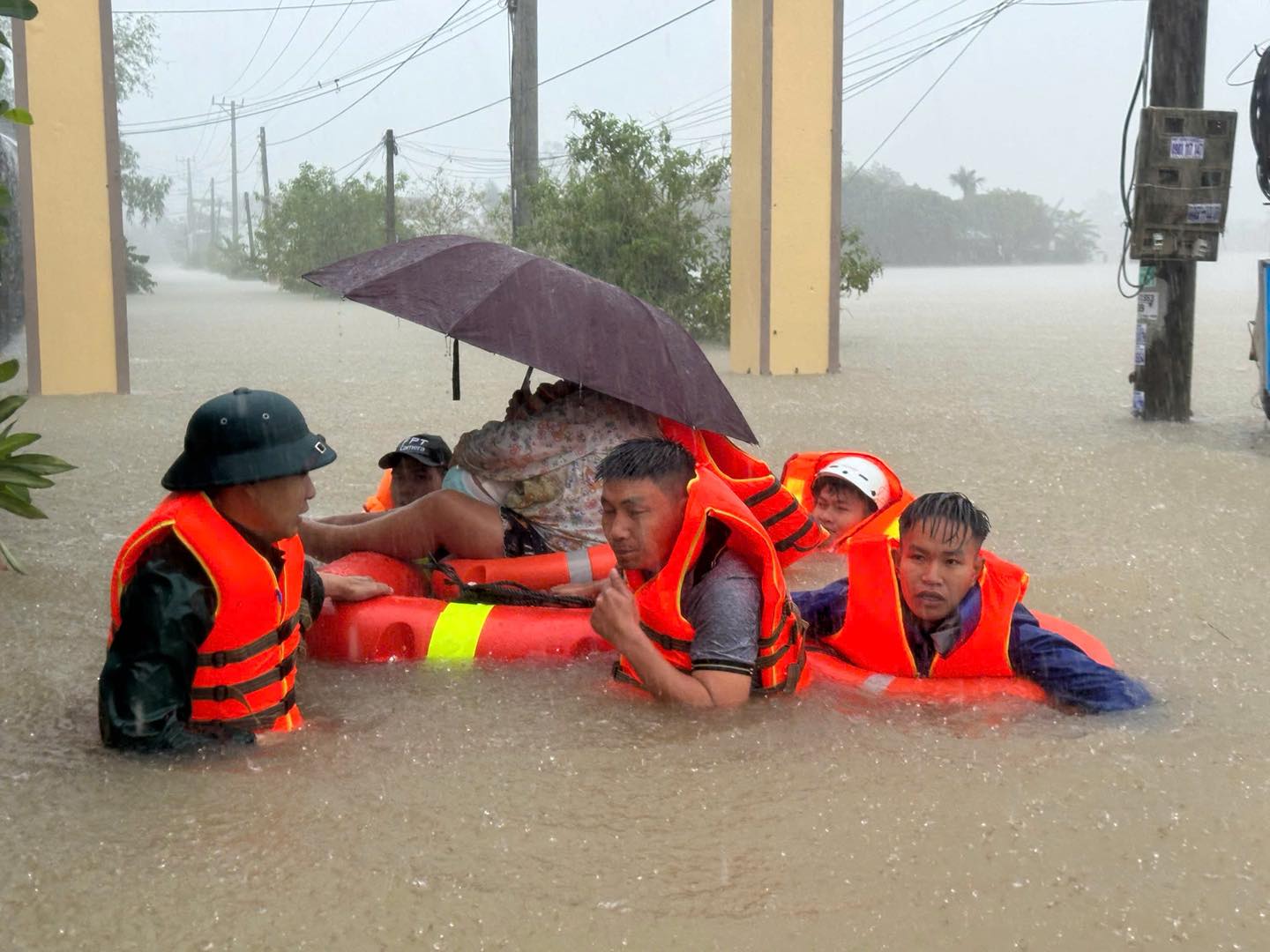 Thủy điện sông Ba Hạ xả hơn 14.000m³/s, tập trung ứng phó lũ đặc biệt ...