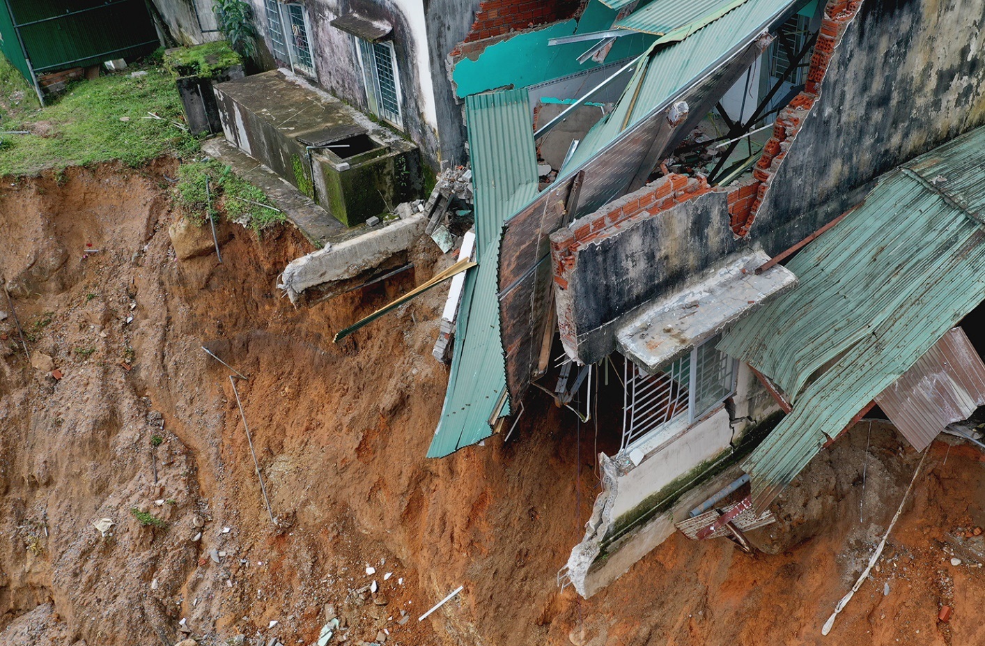 Sạt lở 'vây kín' Trường tiểu học và THCS Sơn Long, khẩn trương di dời ...