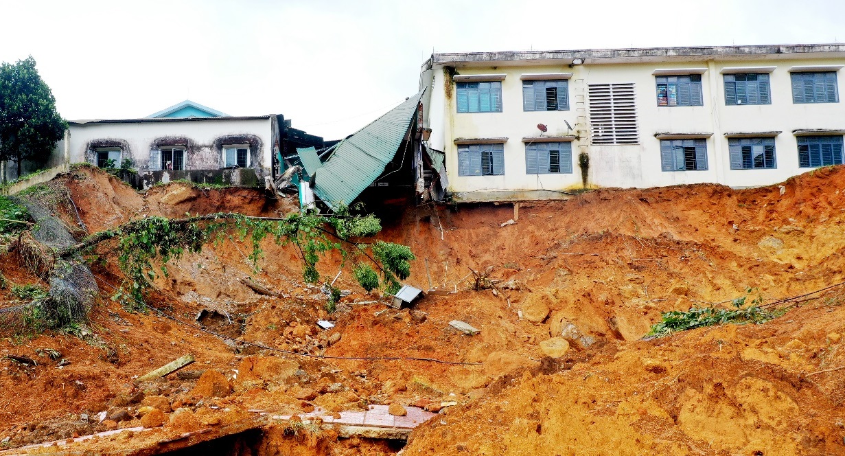 Sạt lở 'vây kín' Trường tiểu học và THCS Sơn Long, khẩn trương di dời ...