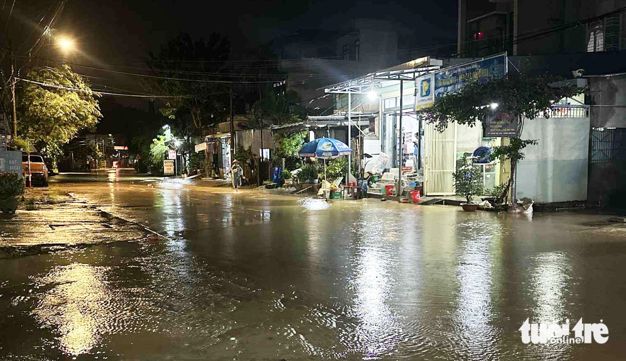 Lũ trên sông Vu Gia, Thu Bồn đang lên lại, một số nơi thấp trũng bị ...