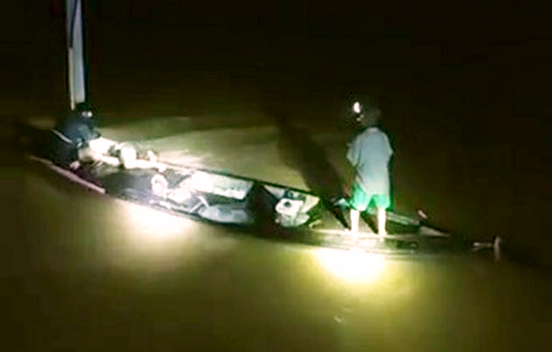 Awarding certificates of merit to many people who helped people in ...