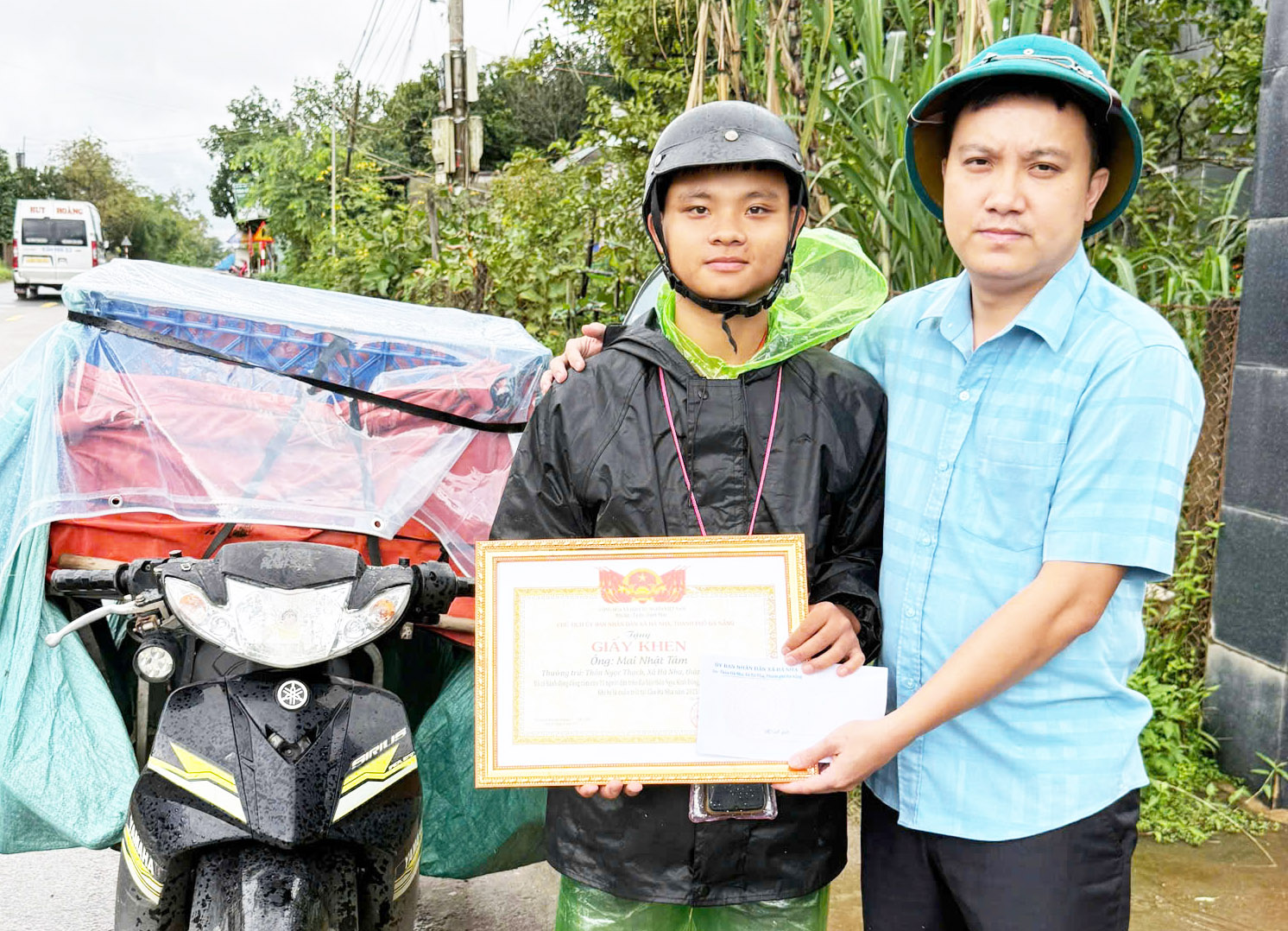 Awarding certificates of merit to many people who helped people in ...
