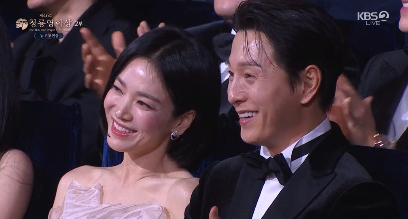 Song Hye Kyo gây chú ý tại lễ trao giải Rồng Xanh chỉ vì một khoảnh ...