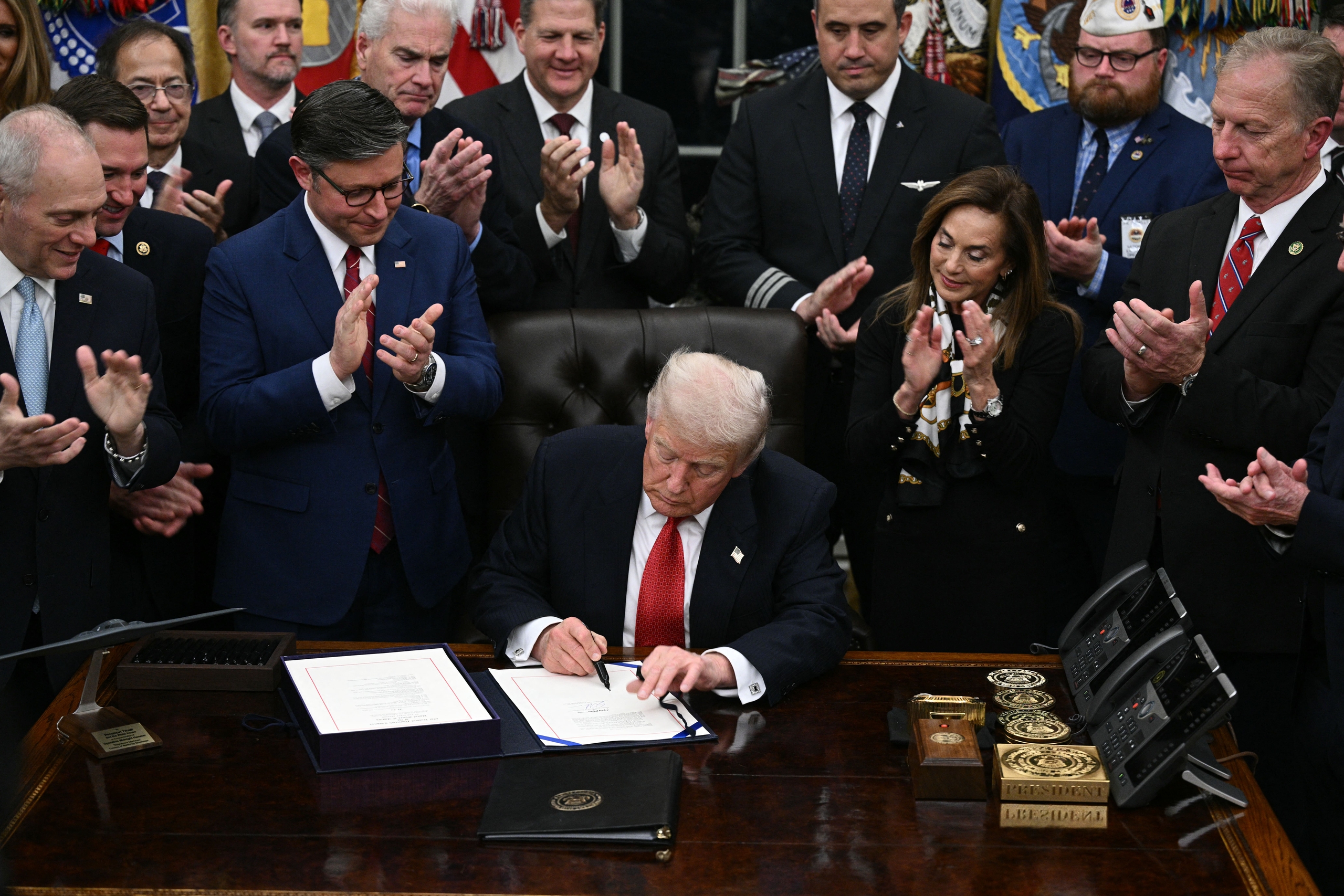 Ông Trump và ngoại giao 'vàng': Nhiều lãnh đạo thế giới tặng quà xa xỉ ...
