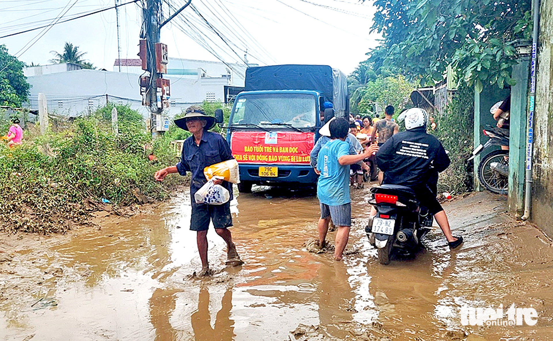 Báo Tuổi Trẻ trao quà cứu trợ đến người dân ở Tây Nha Trang - Tuổi Trẻ ...