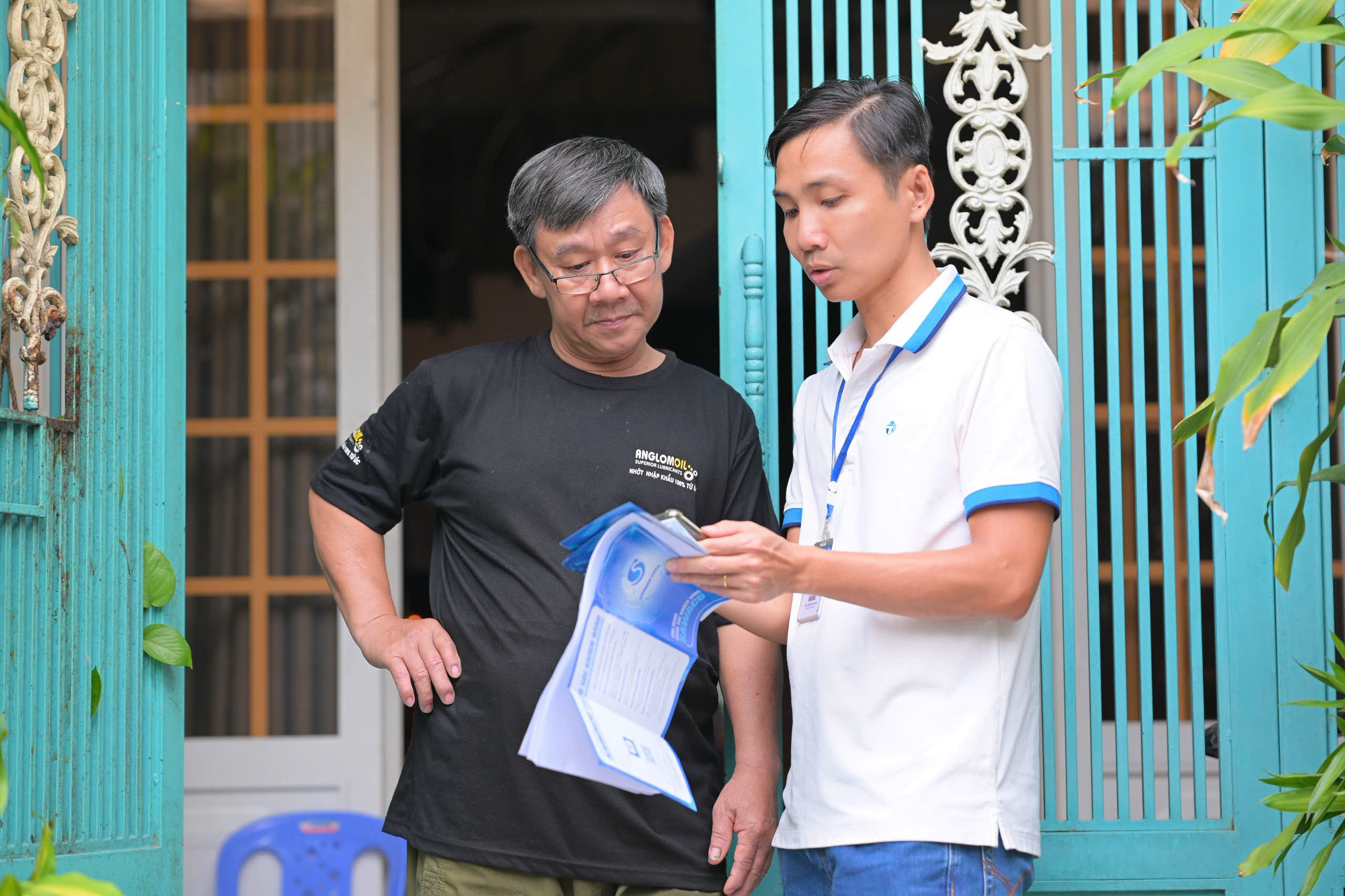 Ra quân hỗ trợ cài đặt ứng dụng SAWACO CSKH - Tuổi Trẻ Online