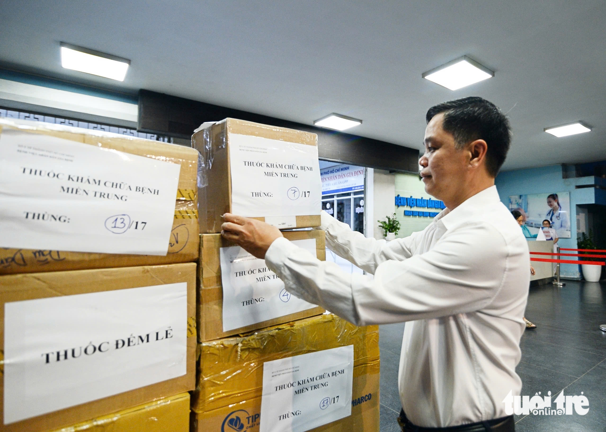 100 y, bác sĩ TP.HCM mang thuốc men, thiết bị y tế lên đường chi viện ...
